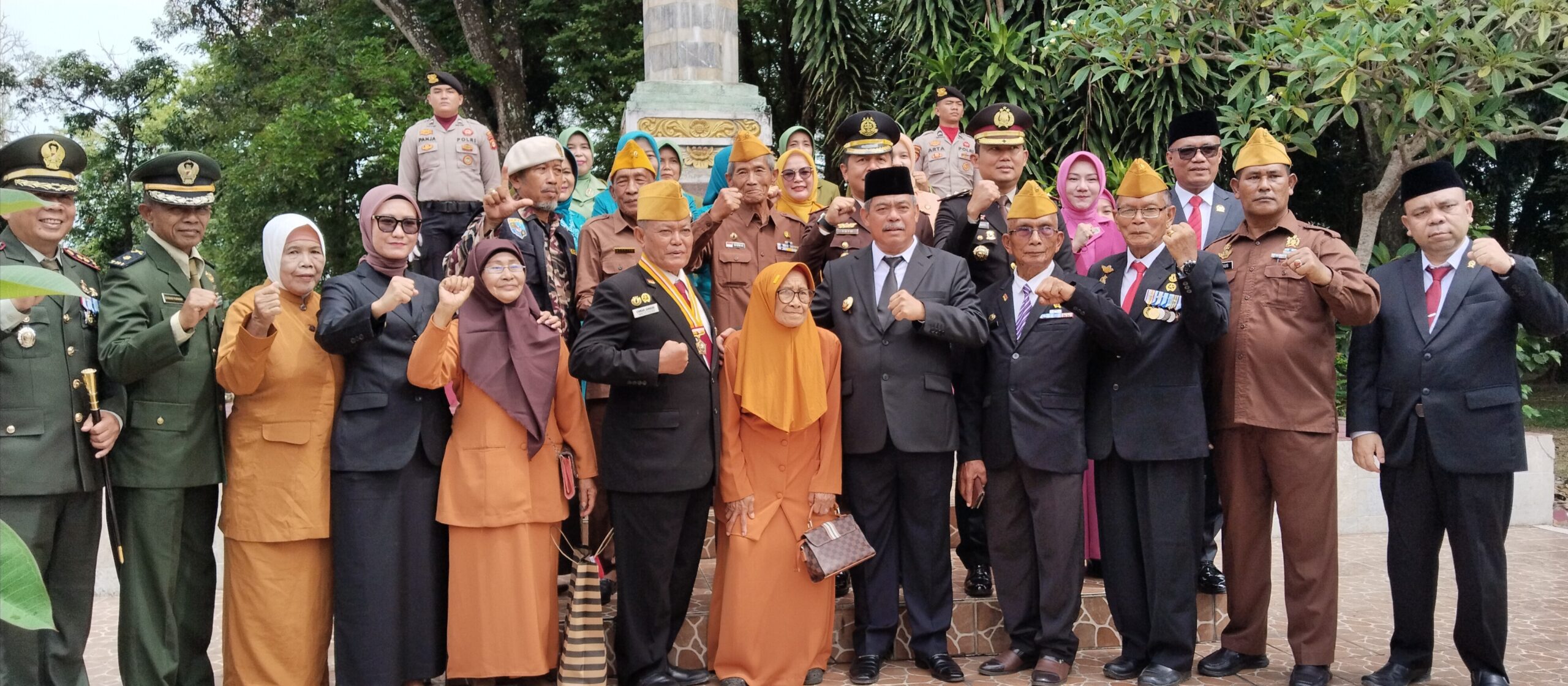 Tabur Bunga Ke Makam Pahlawan dalam Rangka Peringati Hari Pahlawan ke ...